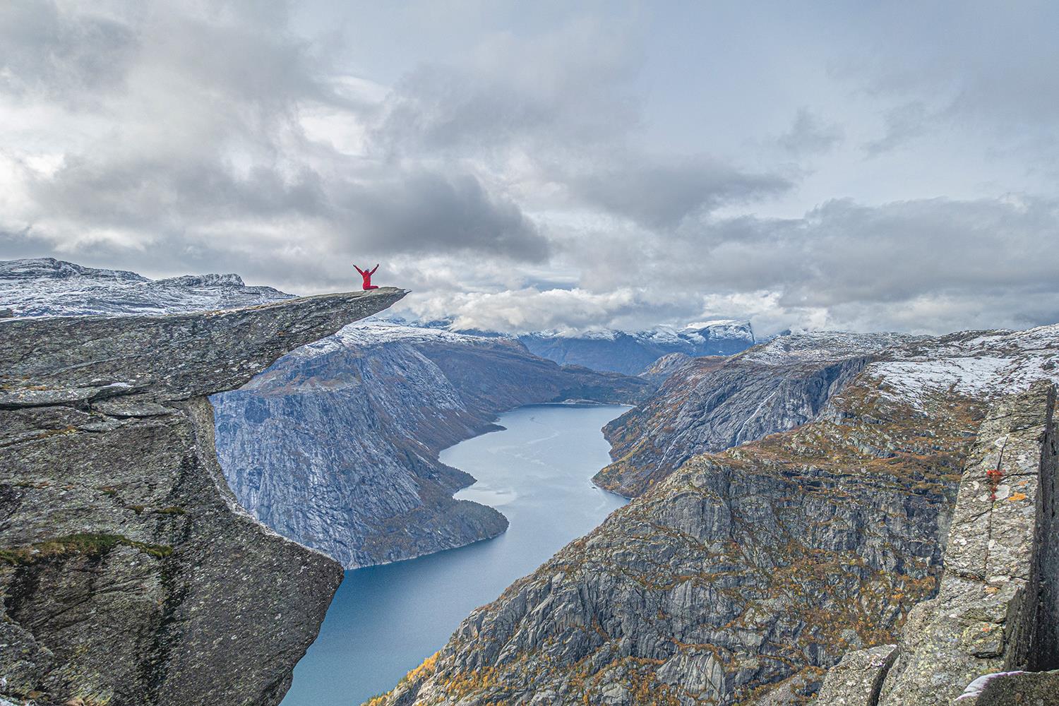 Hardanger | Trolltunga Autumn Day Hike - Trolltunga Adventures