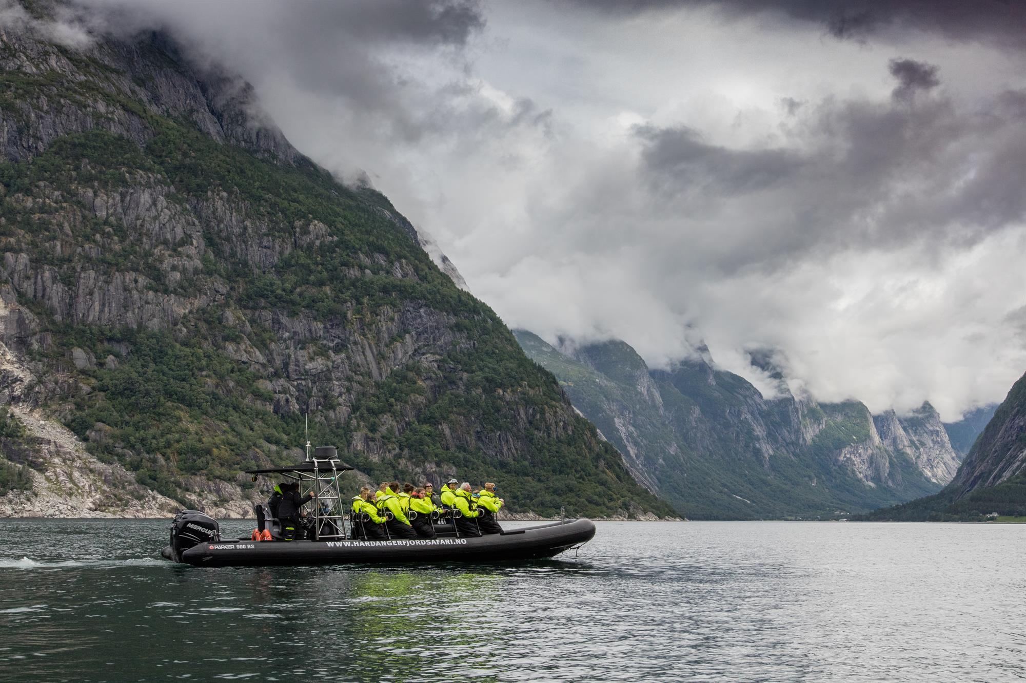 Hardanger | Sea kayaking on the fjord in Eidfjord – Best Adventures